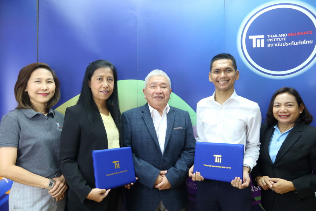คุณทัตเทพ สุจิตจร ผู้อำนวยการสถาบันประกันภัยไทย มอบใบประกาศนียบัตรผู้ ...
